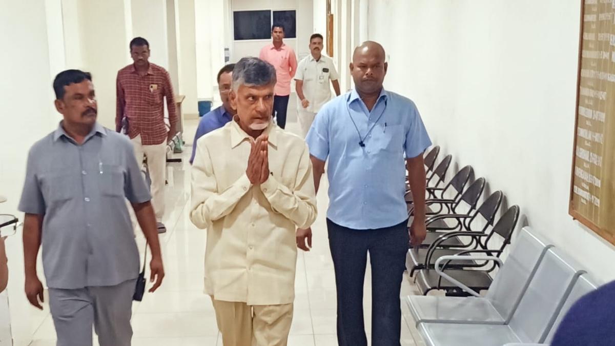 TDP chief Chandrababu Naidu produced at ACB Court in Vijayawada | Live News - The Hindu